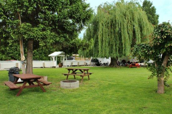 RV Park and Camping Grounds - Maple Leaf Motel & RV Campground